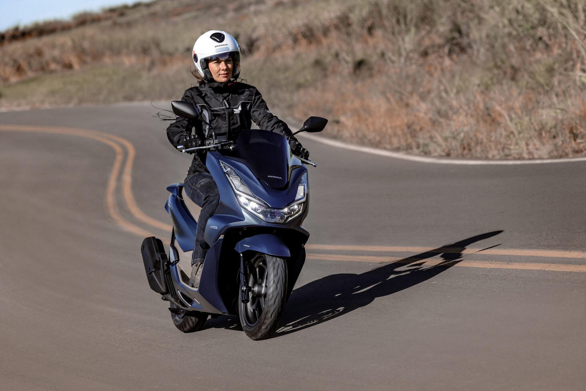 Honda PCX 2023: nova geração traz motor mais potente da categoria ...